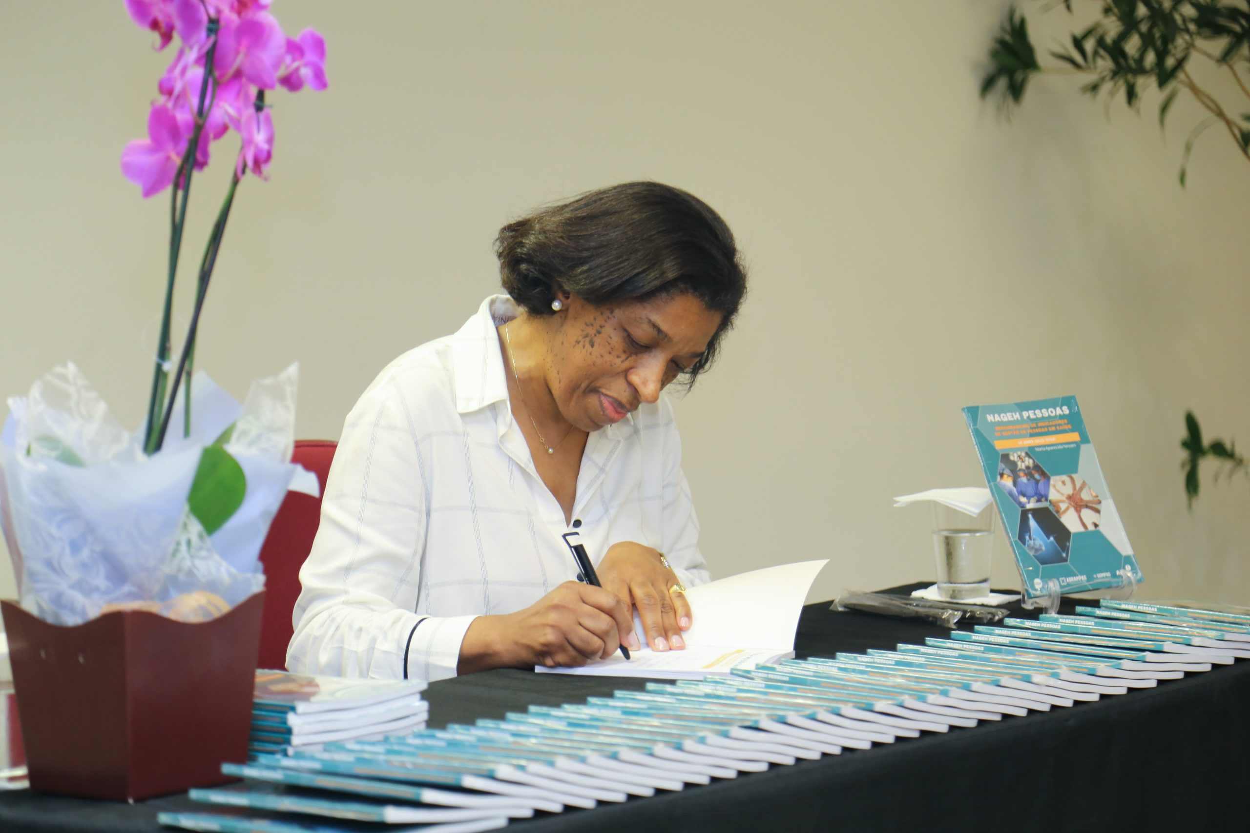 Programa CQH lança livro em comemoração aos 10 anos do Grupo de ...